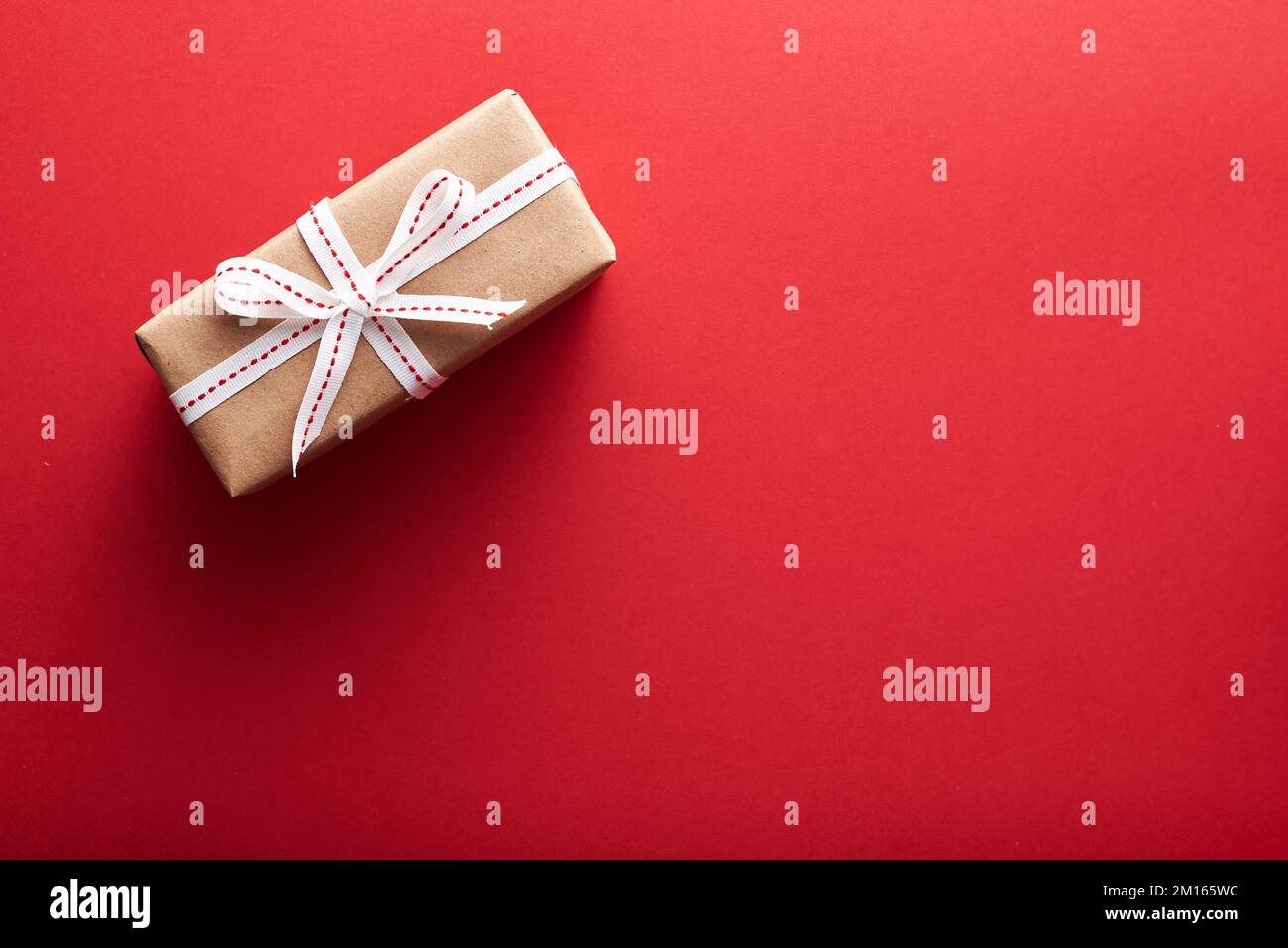 Simple craft paper gift hi-res stock photography and images - Alamy