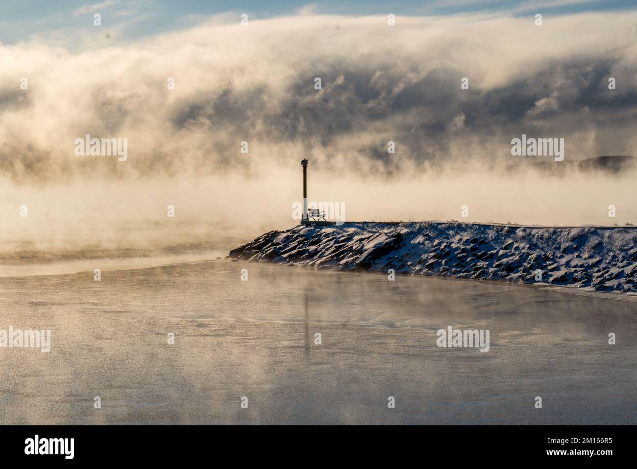 Fog lifting off lake on an early winter morning Stock Photo - Alamy