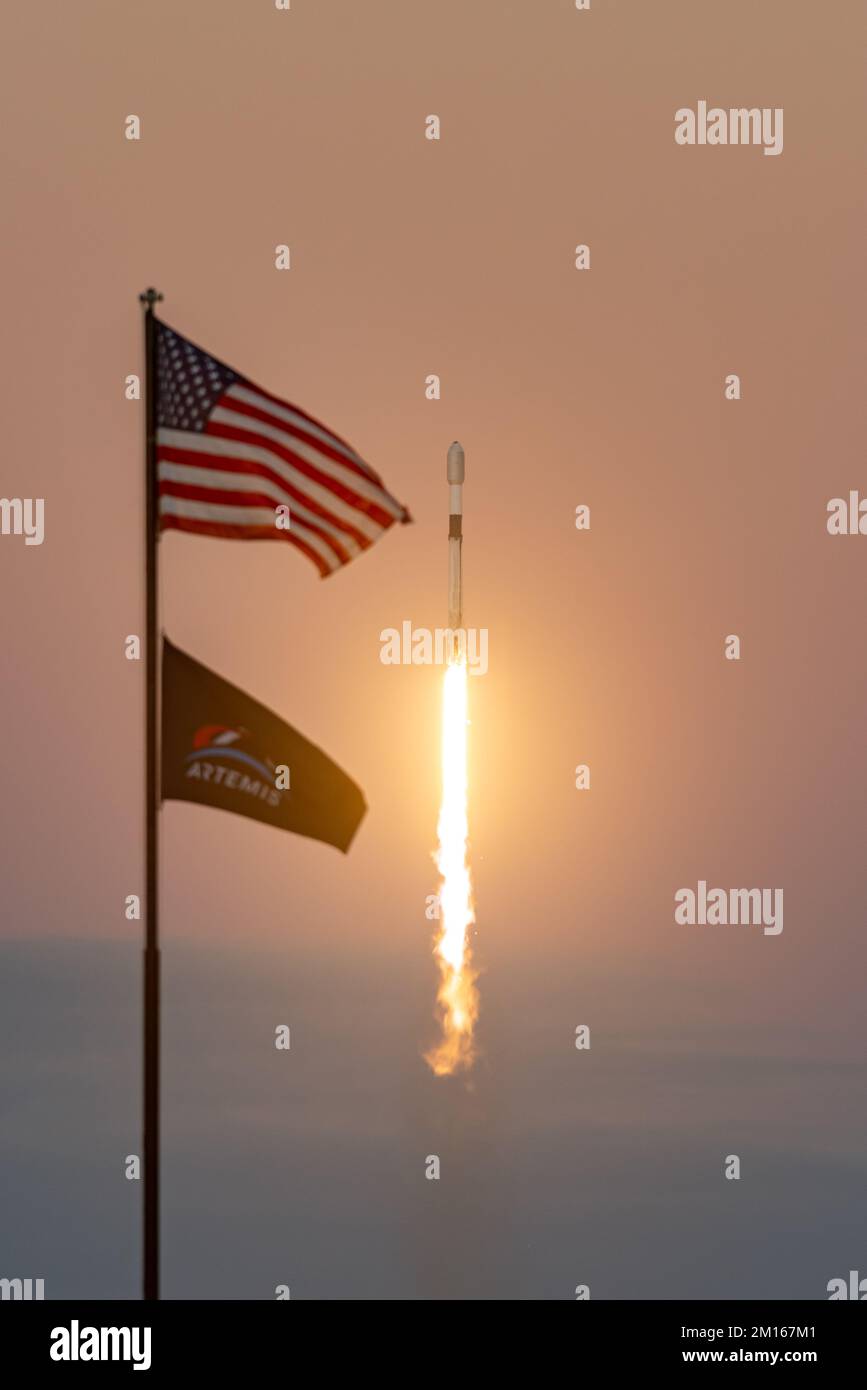SpaceX Falcon 9 Sunset Launch Stock Photo - Alamy