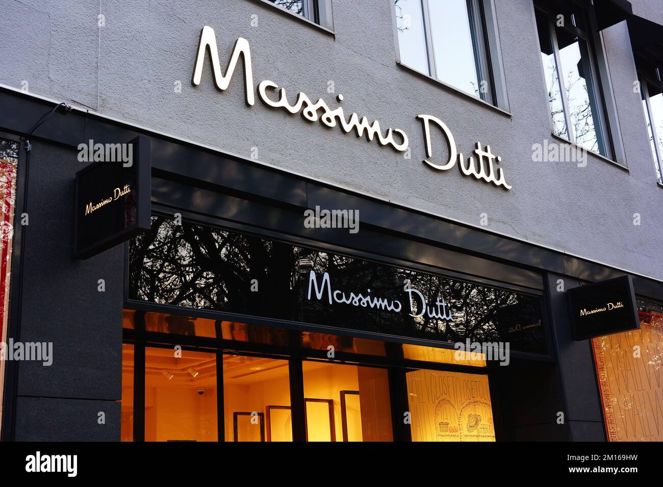 Massimo dutti store hi-res stock photography and images - Alamy