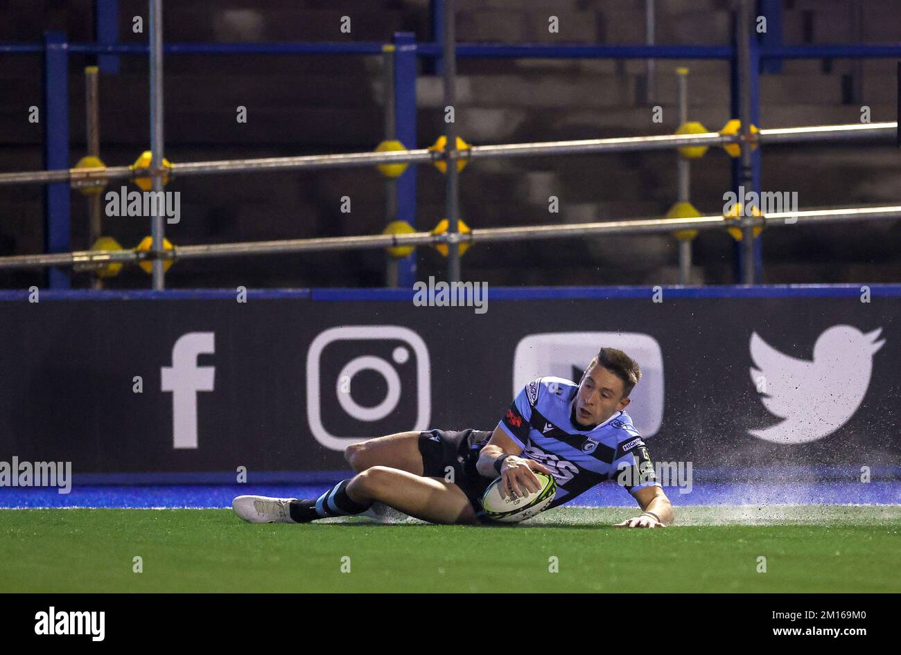 Josh adams try hi-res stock photography and images - Alamy