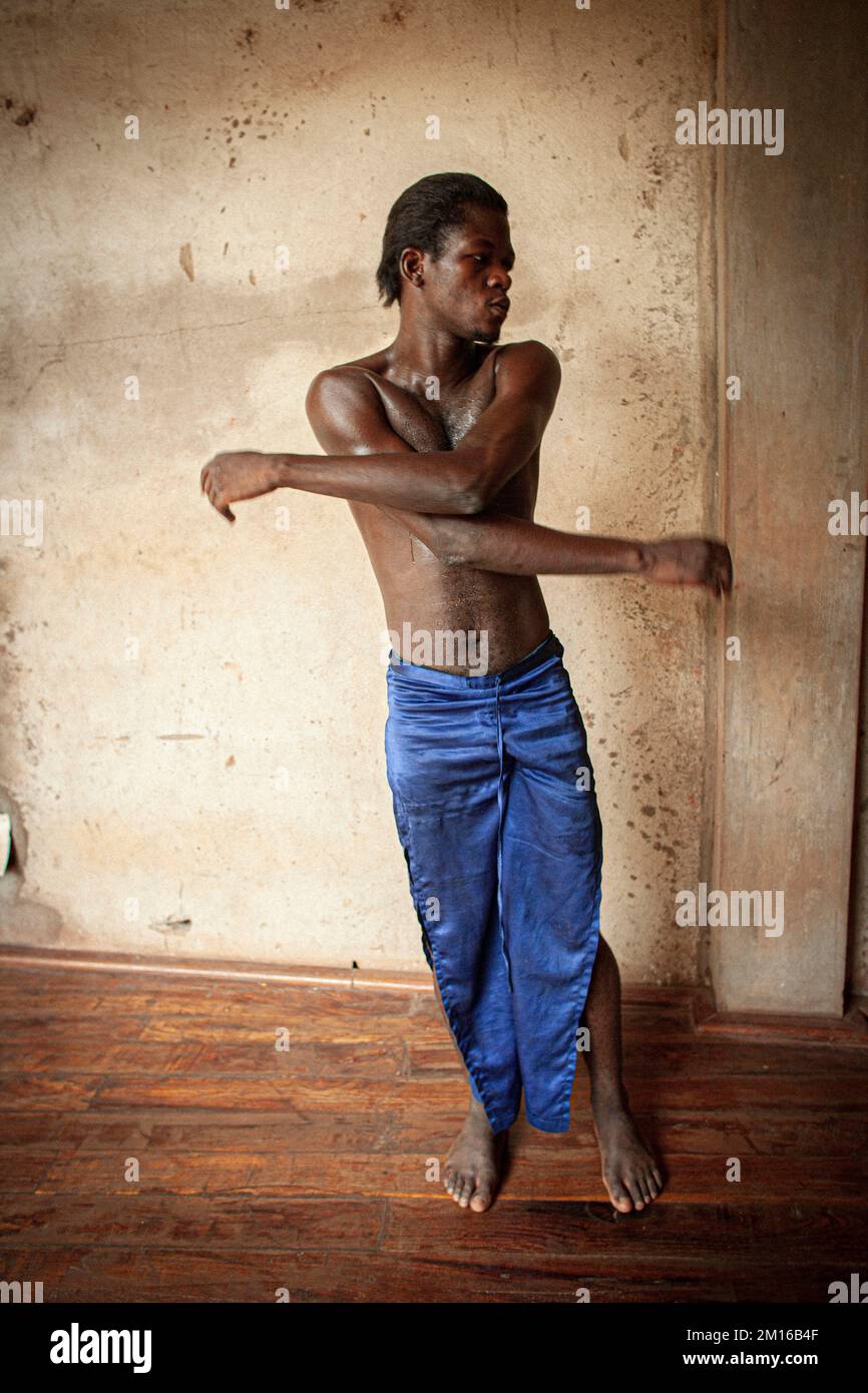 African contemporary dance hi-res stock photography and images - Alamy