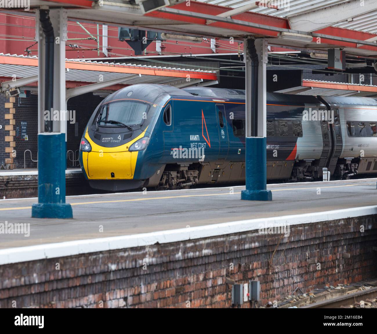 Avanti West Coast class 390 pendolino train at Crewe railway station ...