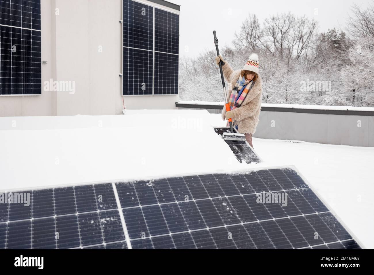Snowy solar panels hi-res stock photography and images - Alamy