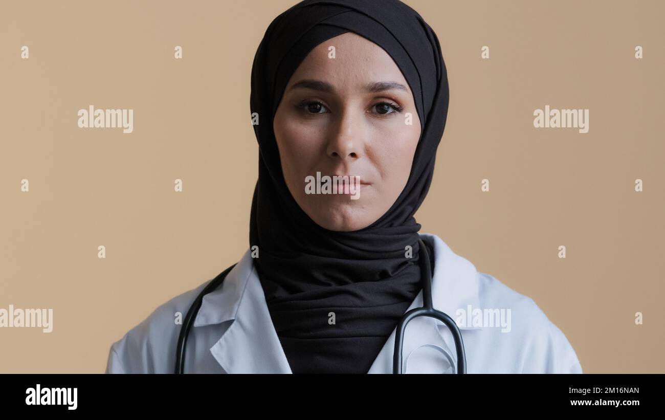 Doctor surgeon speaking female patient hi-res stock photography and ...