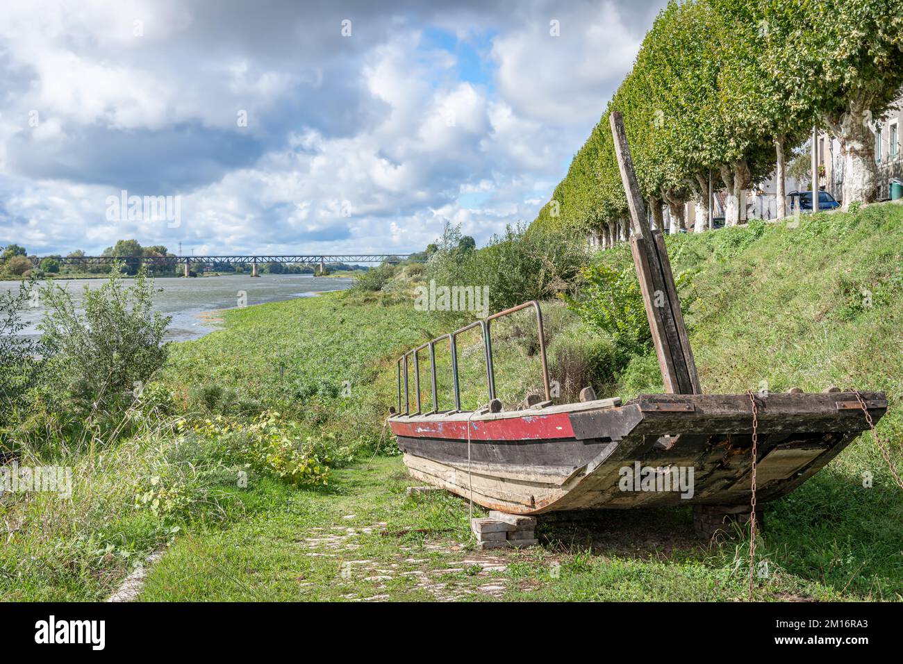 River slipway hi-res stock photography and images - Alamy