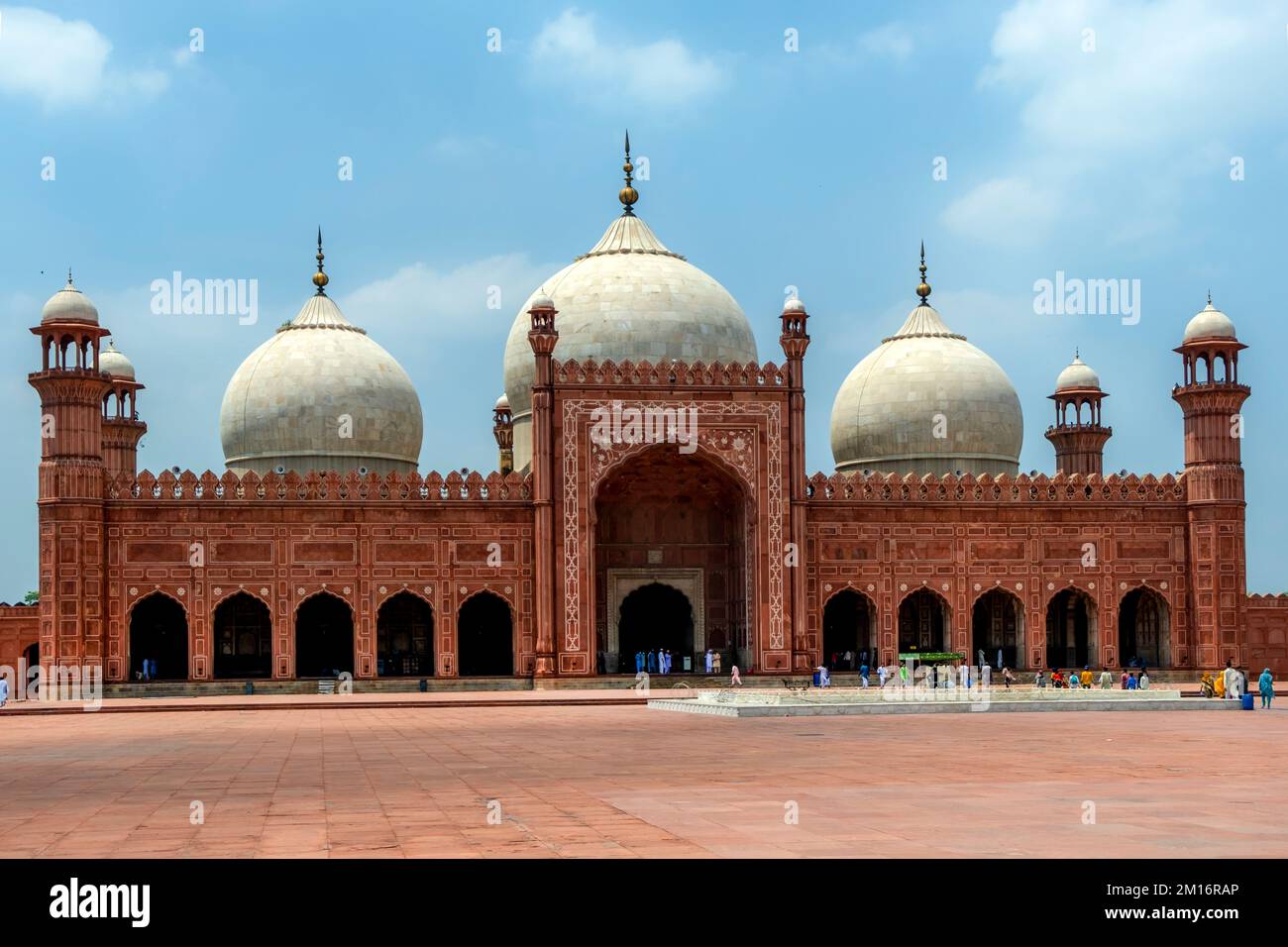 The Badshahi Mosque in Lahore, Pakistan against a blue sky Stock Photo ...