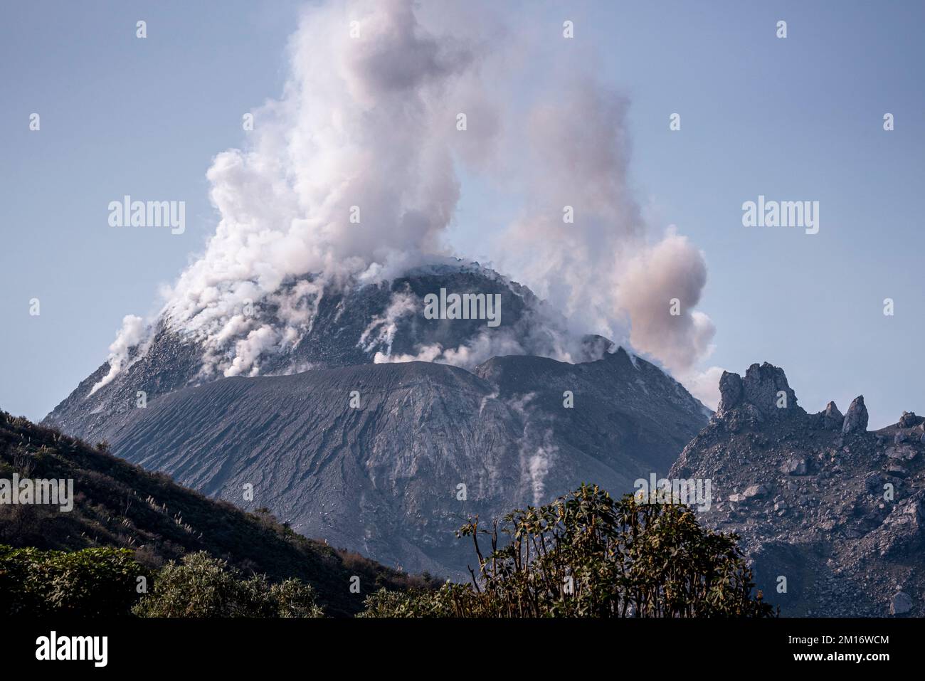 Eruption fumarole hi-res stock photography and images - Alamy