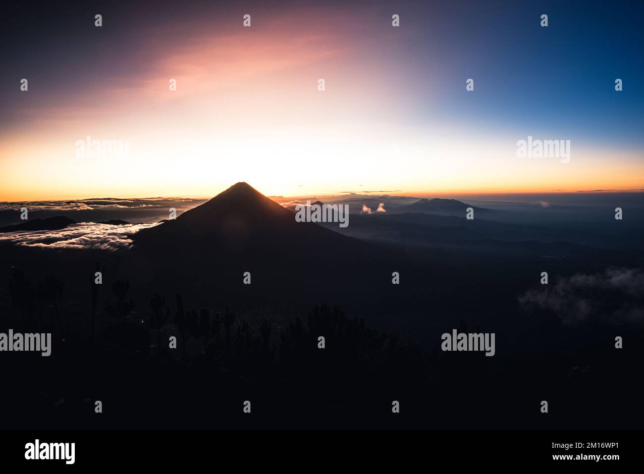 Volcan agua hi-res stock photography and images - Alamy