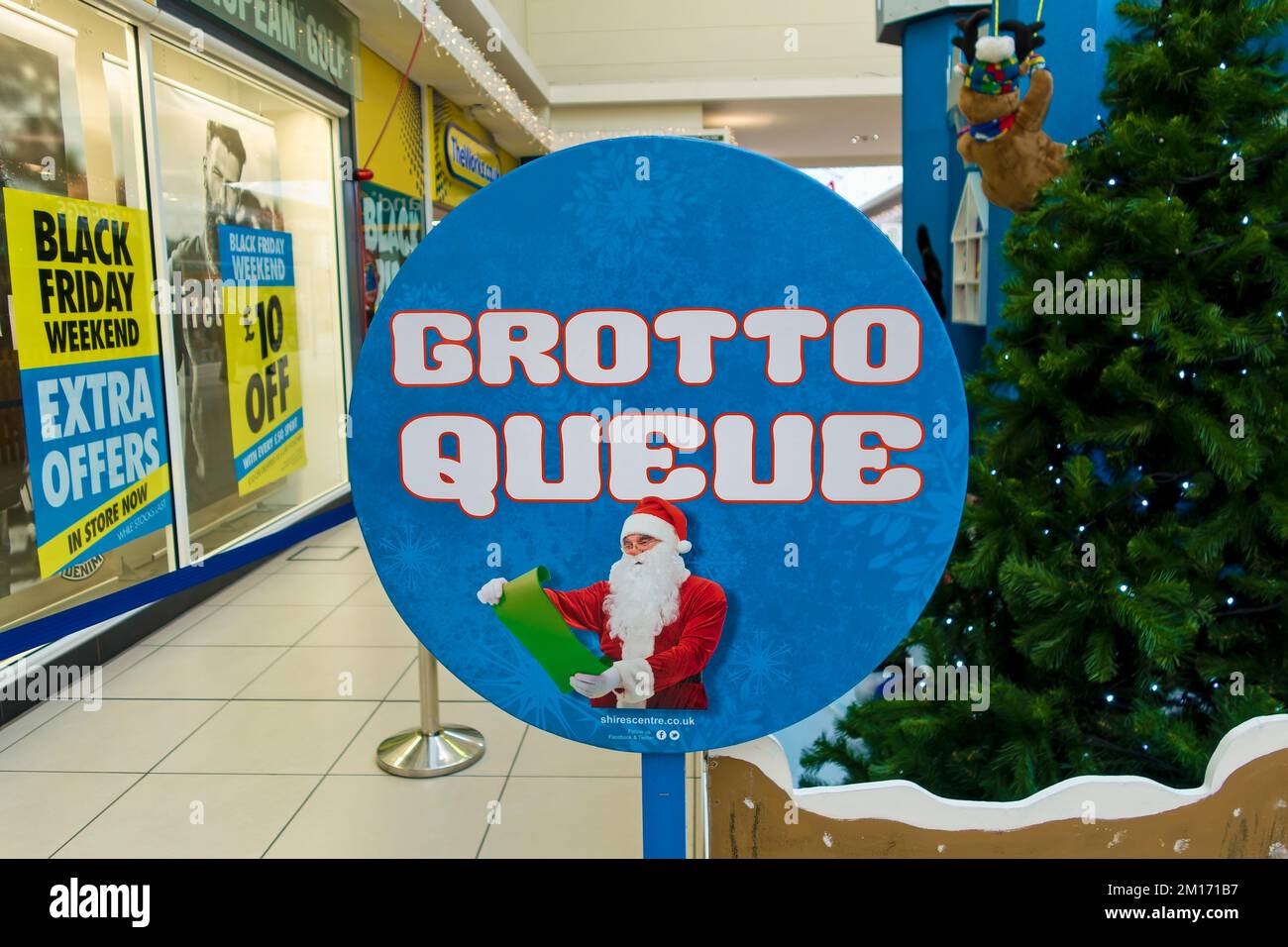 Santas christmas grotto hi-res stock photography and images - Alamy