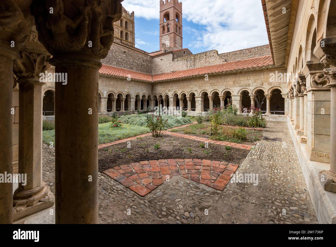 Colonnaded courtyard architecture hi-res stock photography and images ...