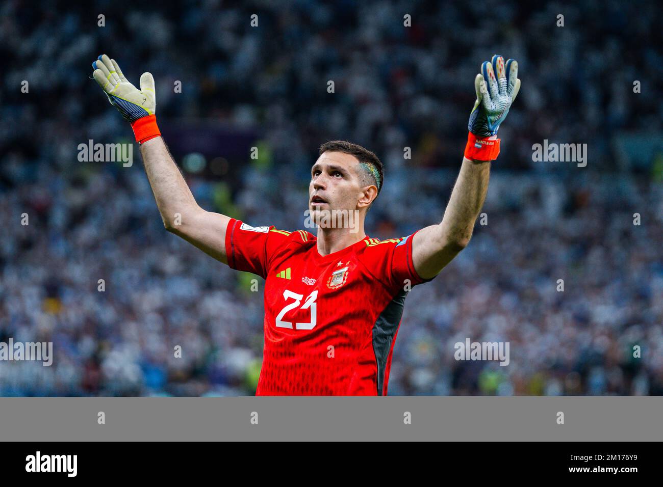 LUSAIL, - DECEMBER 09: Argentina goalkeeper Emiliano Martinez ...