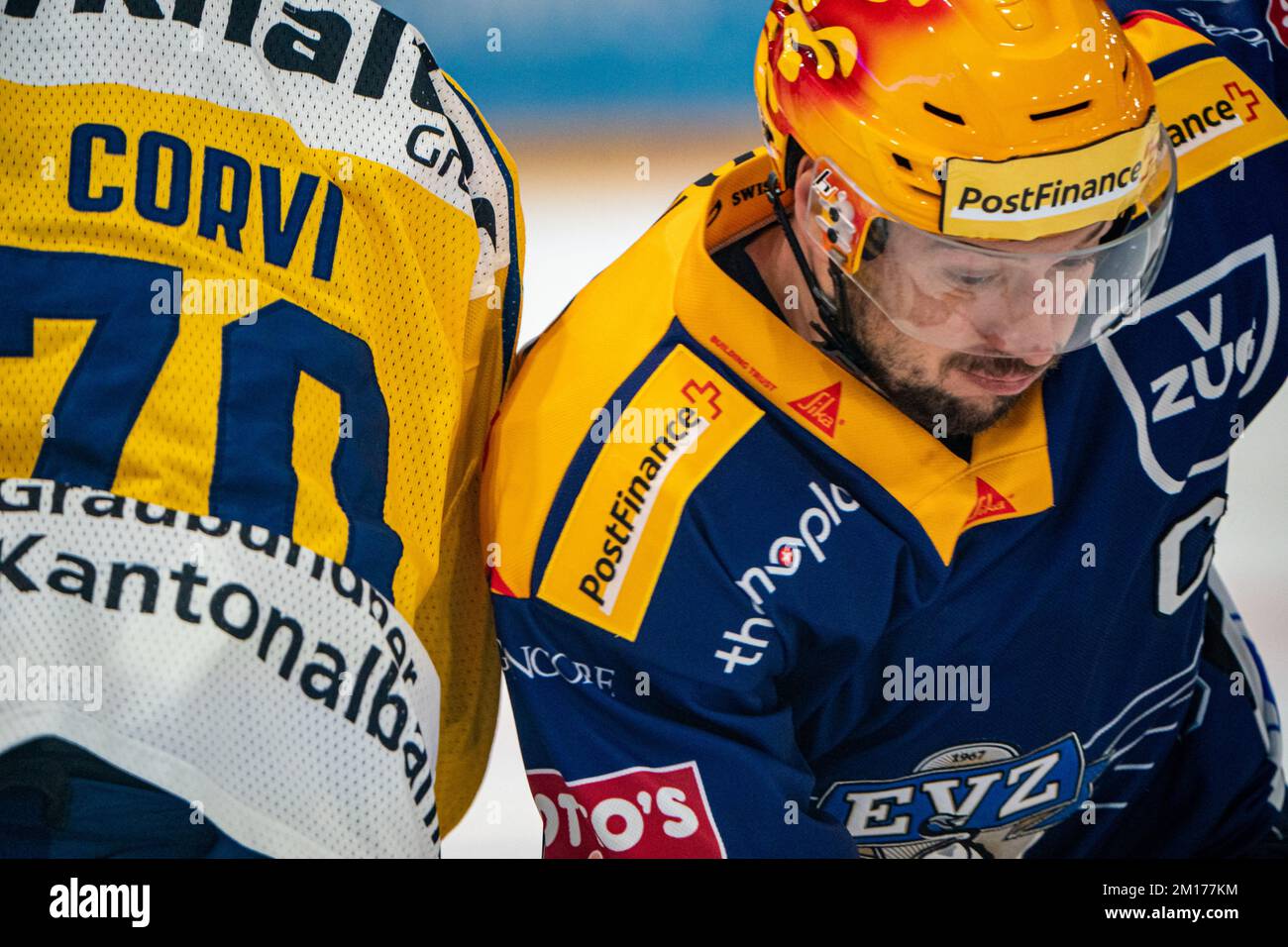 PostFinance top scorer Jan Kovar (EV Zug) in a face-off against Enzo ...