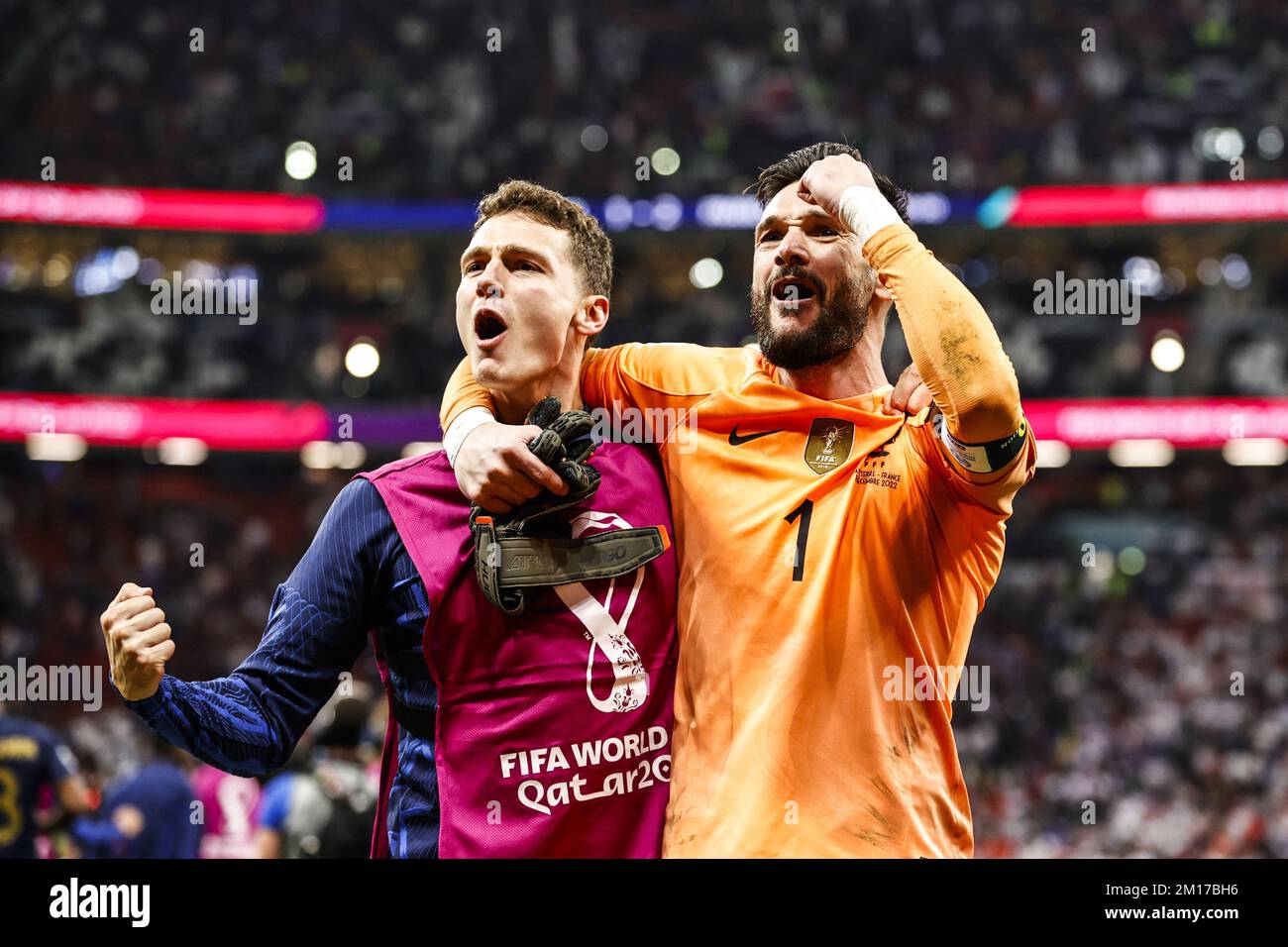 AL KHOR - (l-r) Benjamin Pavard of France, France goalkeeper Hugo ...