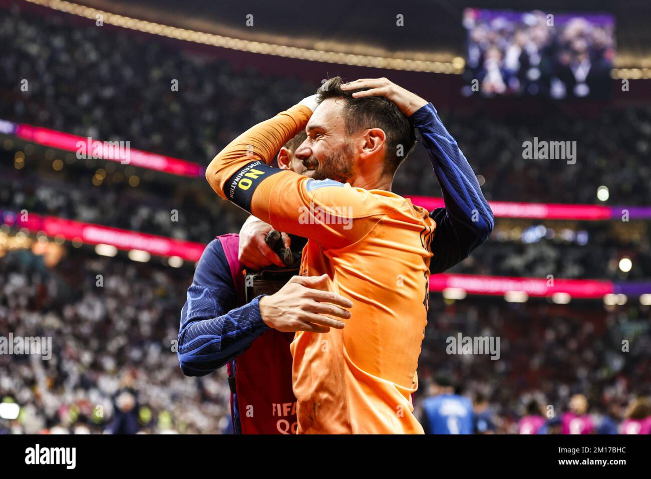 AL KHOR - (l-r) Benjamin Pavard of France, France goalkeeper Hugo ...