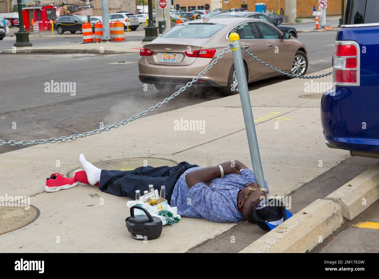 A man with beers and a ghetto-blaster sleeping on the sidewalk Beaubien ...