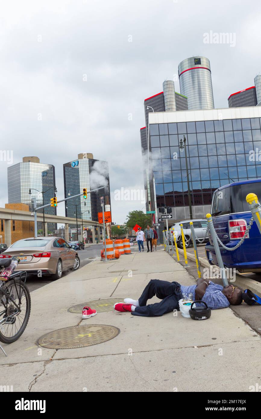 A man with beers and a ghetto-blaster sleeping on the sidewalk Beaubien ...