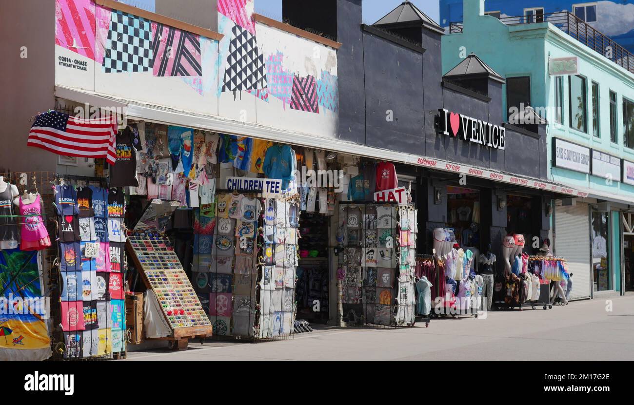 Sourvenir shops on the Venice Beach boardwalk in Los Angeles ...