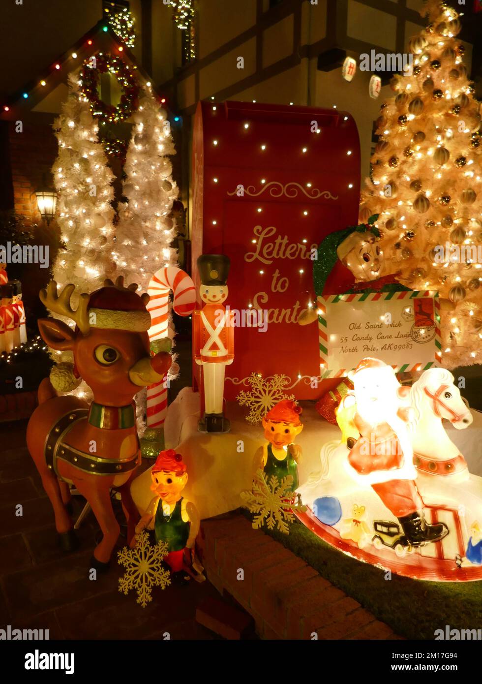 Toluca Lake, California, USA 8th December 2022 Christmas Lights Display at Lilley Hall House at ...