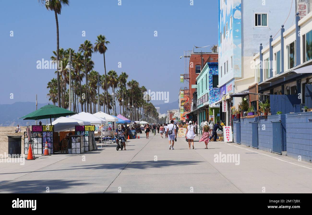 A sunny summer's day on the Venice Beach Boardwalk Stock Photo - Alamy