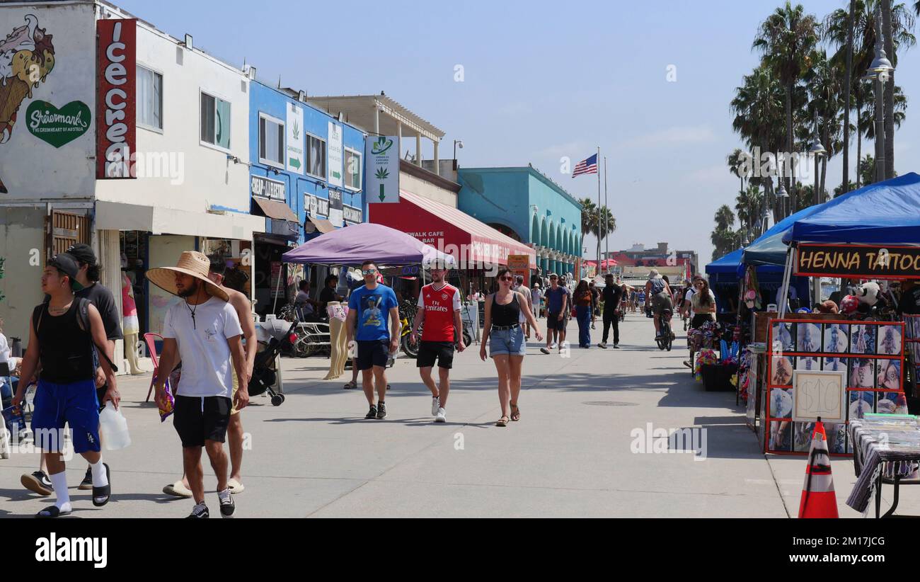 A sunny summer's day on the Venice Beach Boardwalk Stock Photo - Alamy