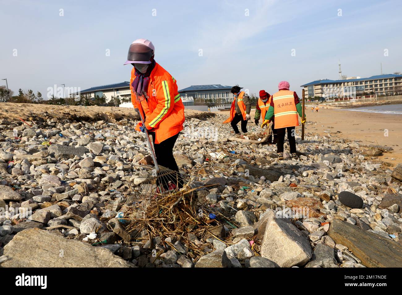 Rubbish at the seaside hi-res stock photography and images - Alamy