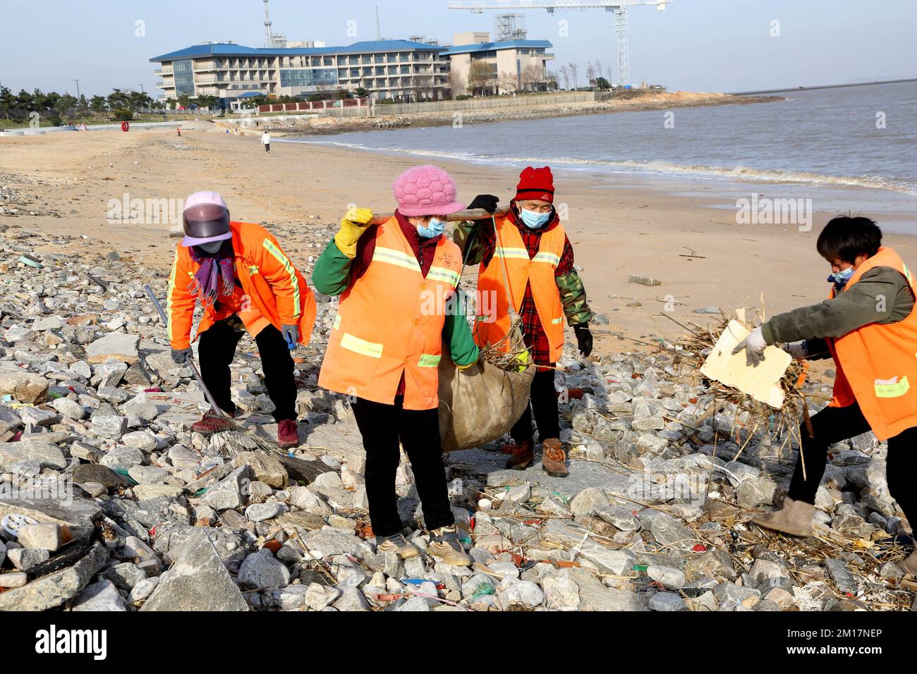 Rubbish at the seaside hi-res stock photography and images - Alamy
