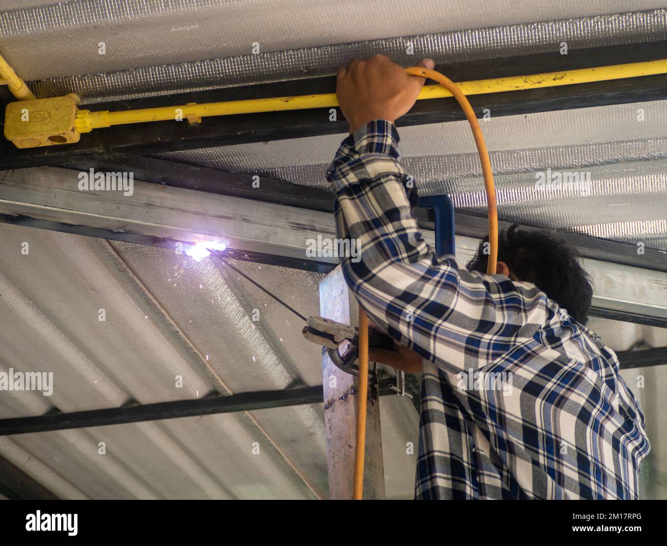 Man welding a metal frame hi-res stock photography and images - Alamy
