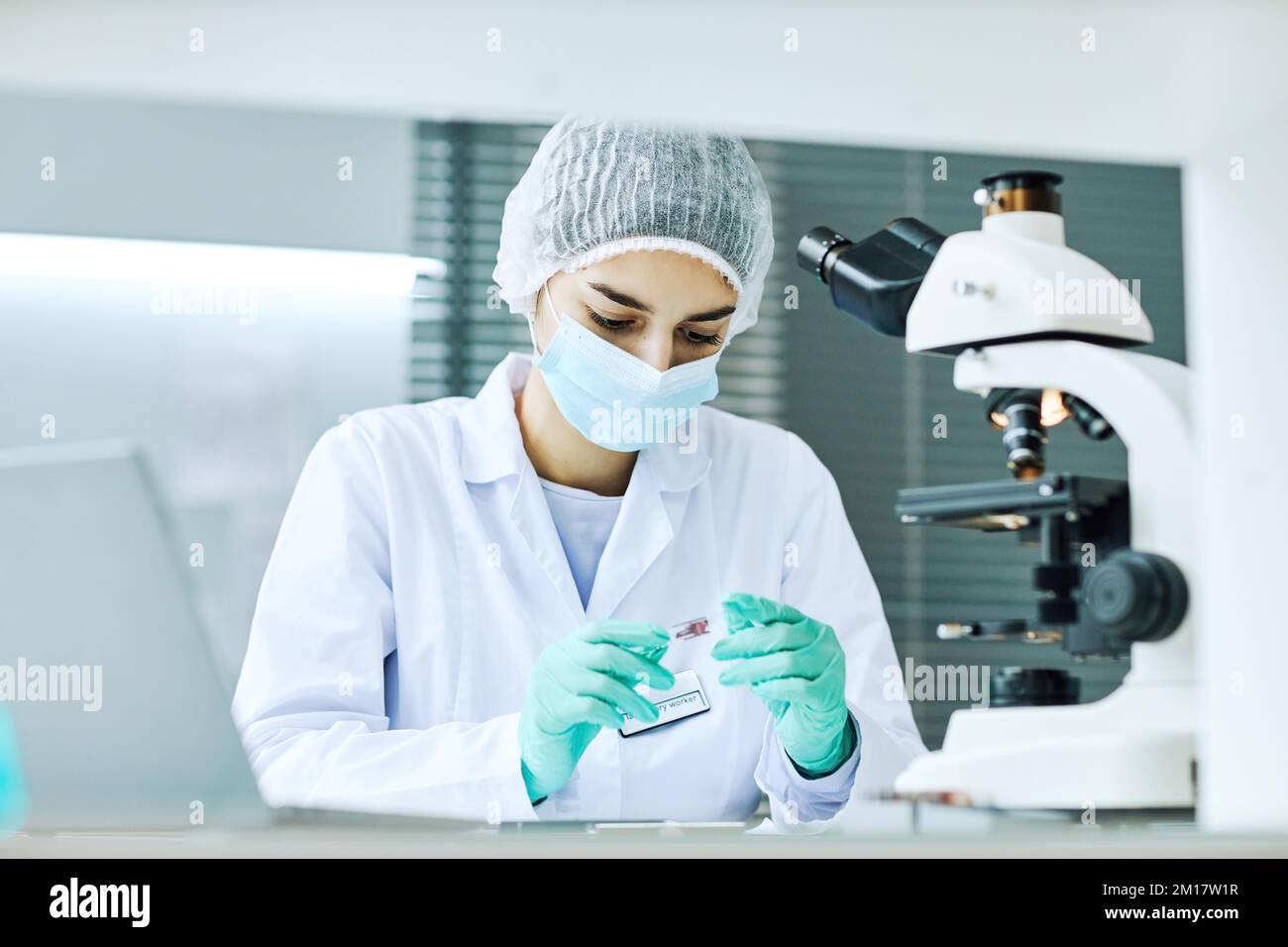 Muslim woman in medicine hi-res stock photography and images - Alamy