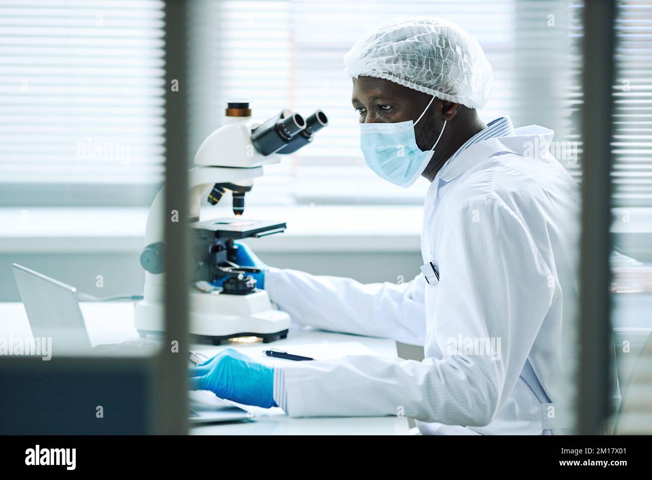 Genetic engineer microscope hi-res stock photography and images - Alamy