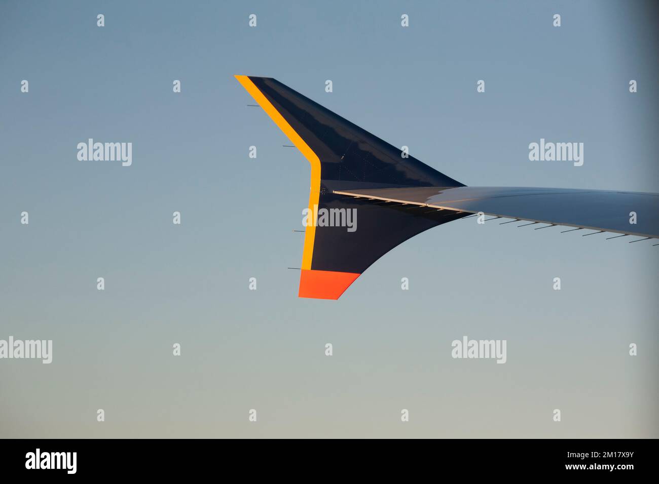 The wings of a passenger aircraft flying over Pacific Ocean Stock Photo ...