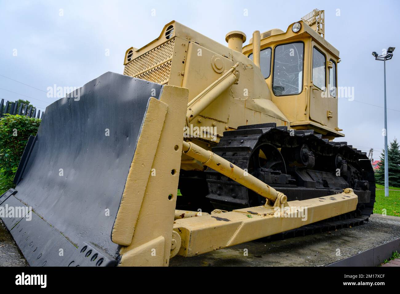 Tractor bulldozer weighing 14 tons and 6 m long, used up to a ...