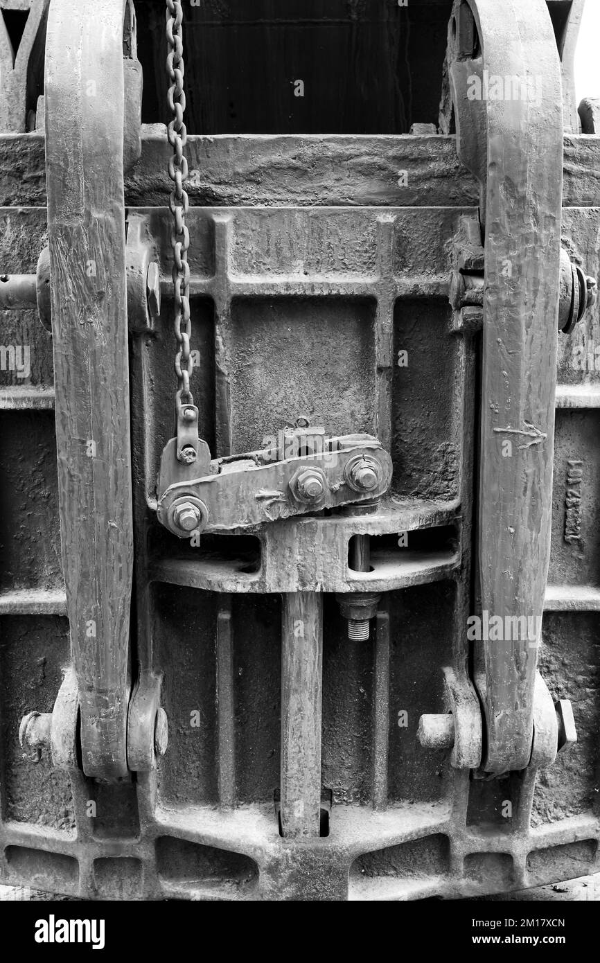 The control mechanism of a six-cubic bucket of a quarry excavator ...