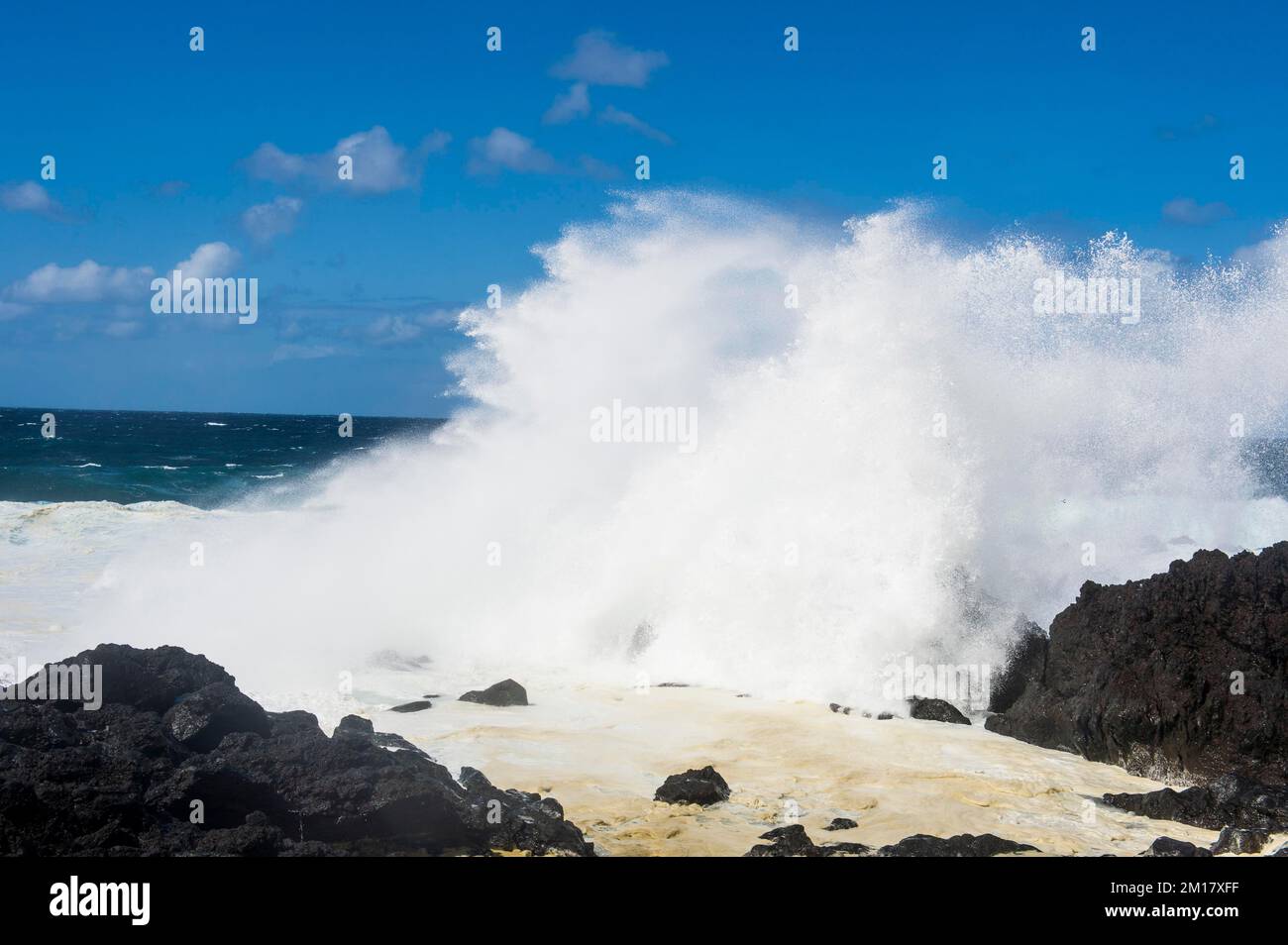 Huge waves on sea crushing hi-res stock photography and images - Alamy