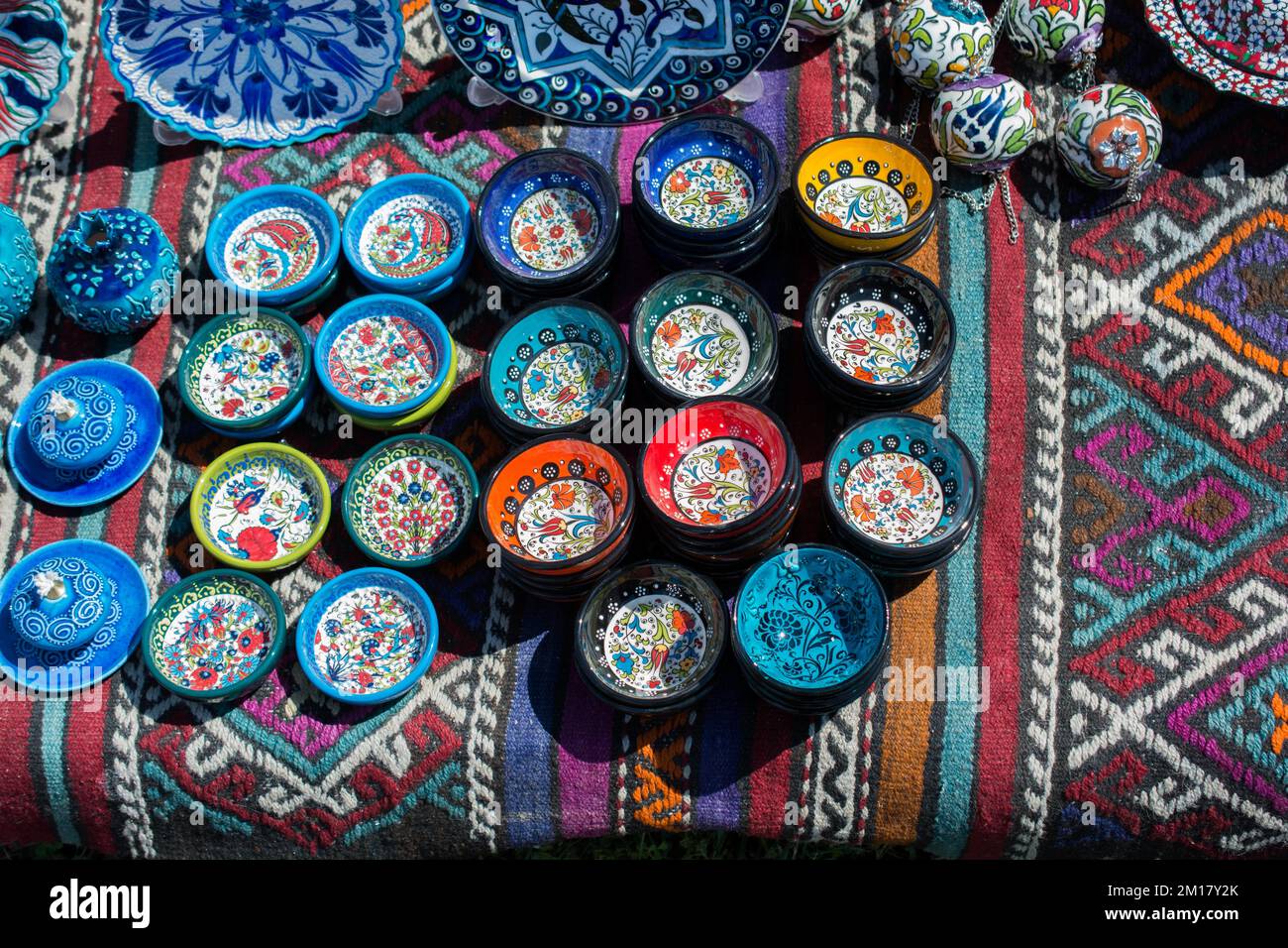 Traditional Turkish ceramic plates in bazaar Stock Photo - Alamy