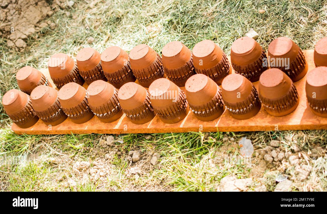 Traditional clay pottery for sale at the market Stock Photo - Alamy