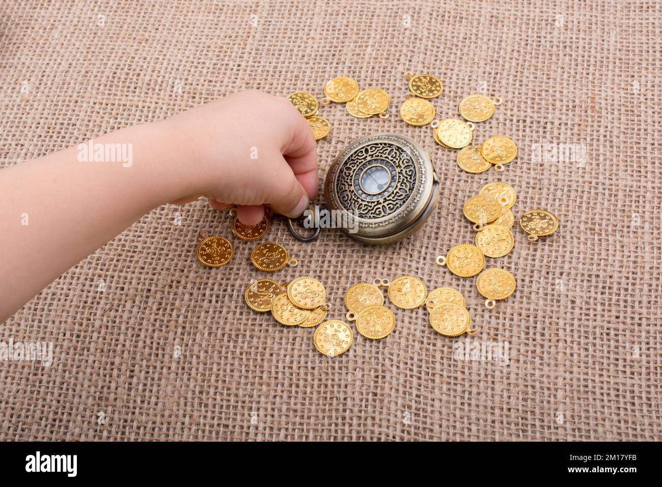 Vintage pocket watch gold hi-res stock photography and images - Alamy