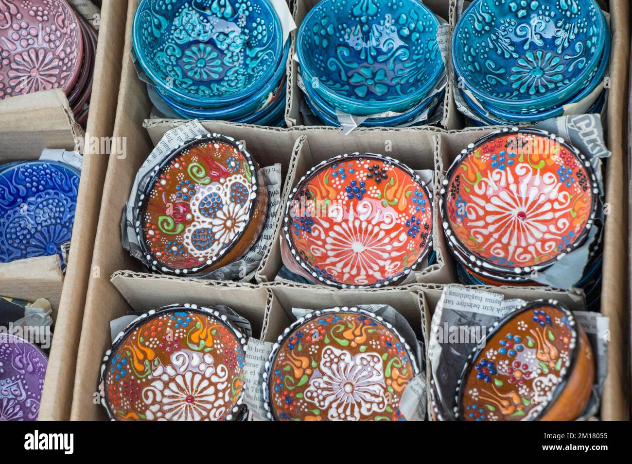 Traditional Turkish ceramic plates in bazaar Stock Photo - Alamy