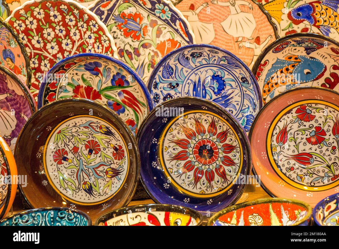 Traditional Turkish ceramic plates in bazaar Stock Photo - Alamy