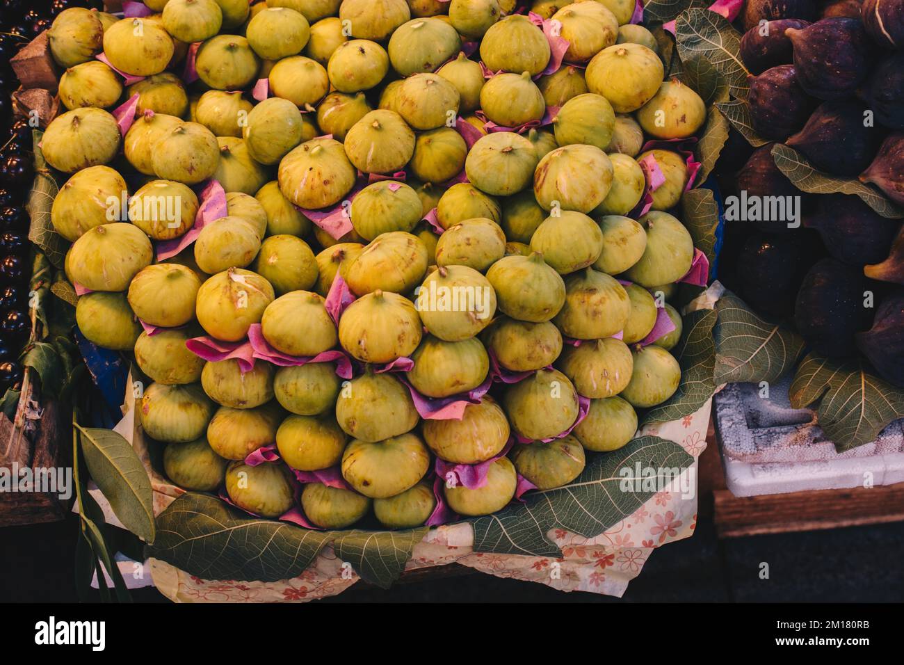 Fresh green figs on sale in a Turkish street bazaar Stock Photo - Alamy