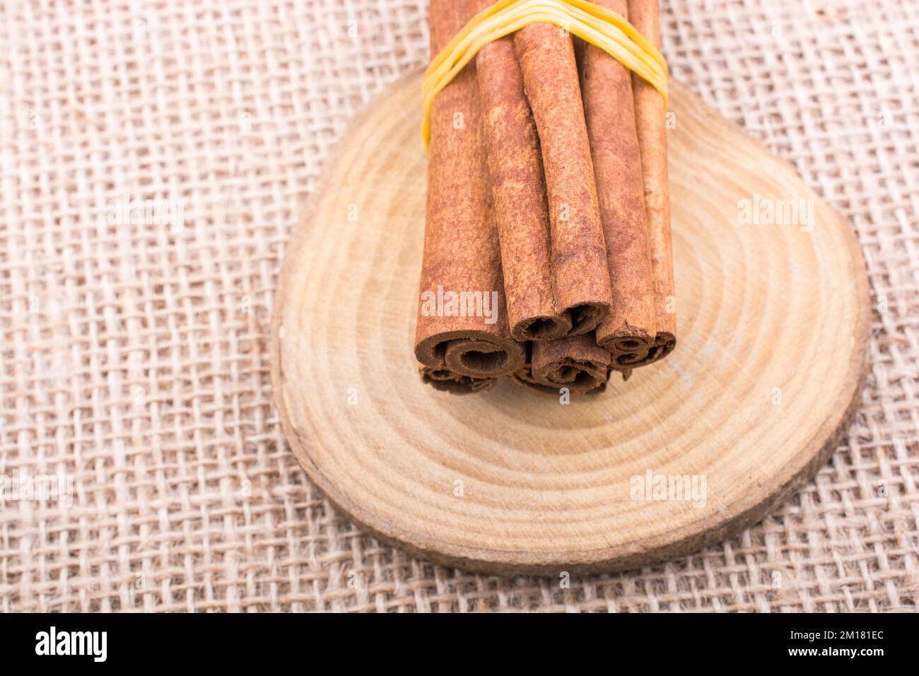 Bundle of cinnamon sticks on a linen canvas background Stock Photo - Alamy