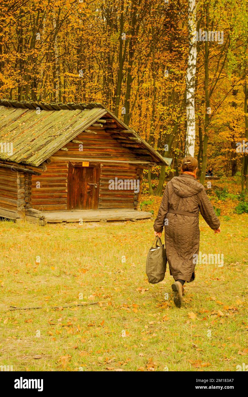 Traditional ukrainian rural cottage with a straw roof Stock Photo - Alamy