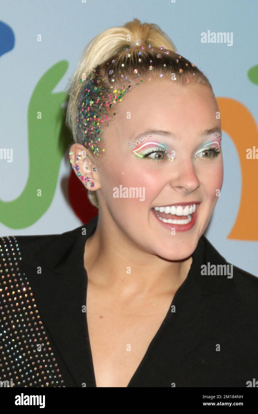 LOS ANGELES - DEC 10: JoJo Siwa at the 2022 Childrens and Family Emmy ...