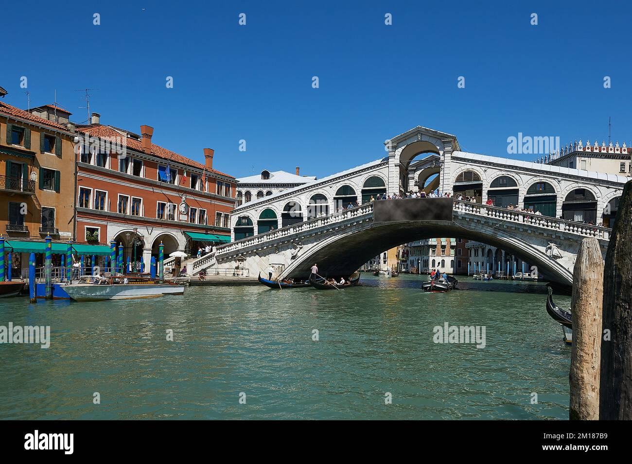 View of the Gran canal and Rialto Bridge in the city of Venice, Italy ...