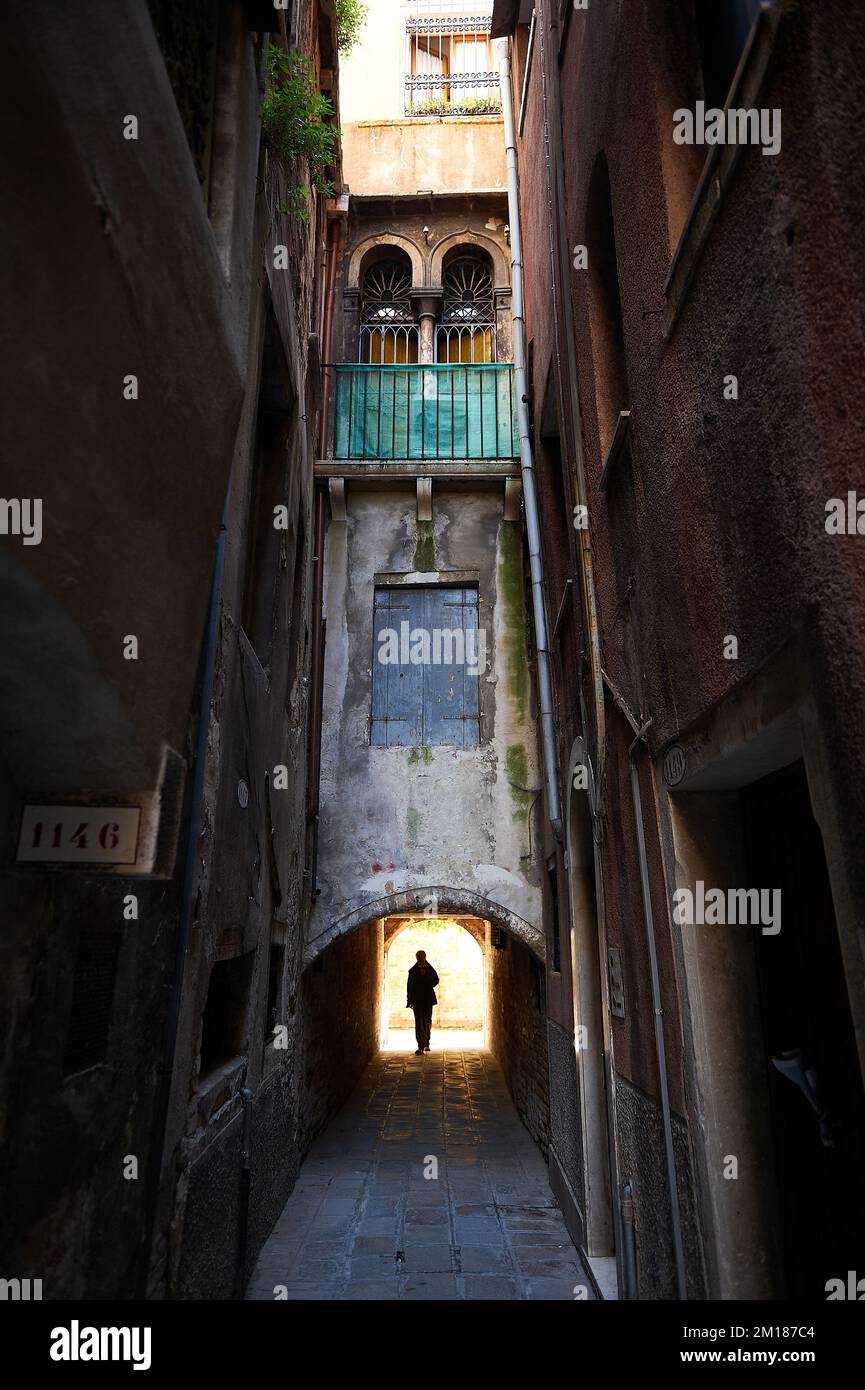 Typical lane in the city of Venice, Italy Stock Photo - Alamy