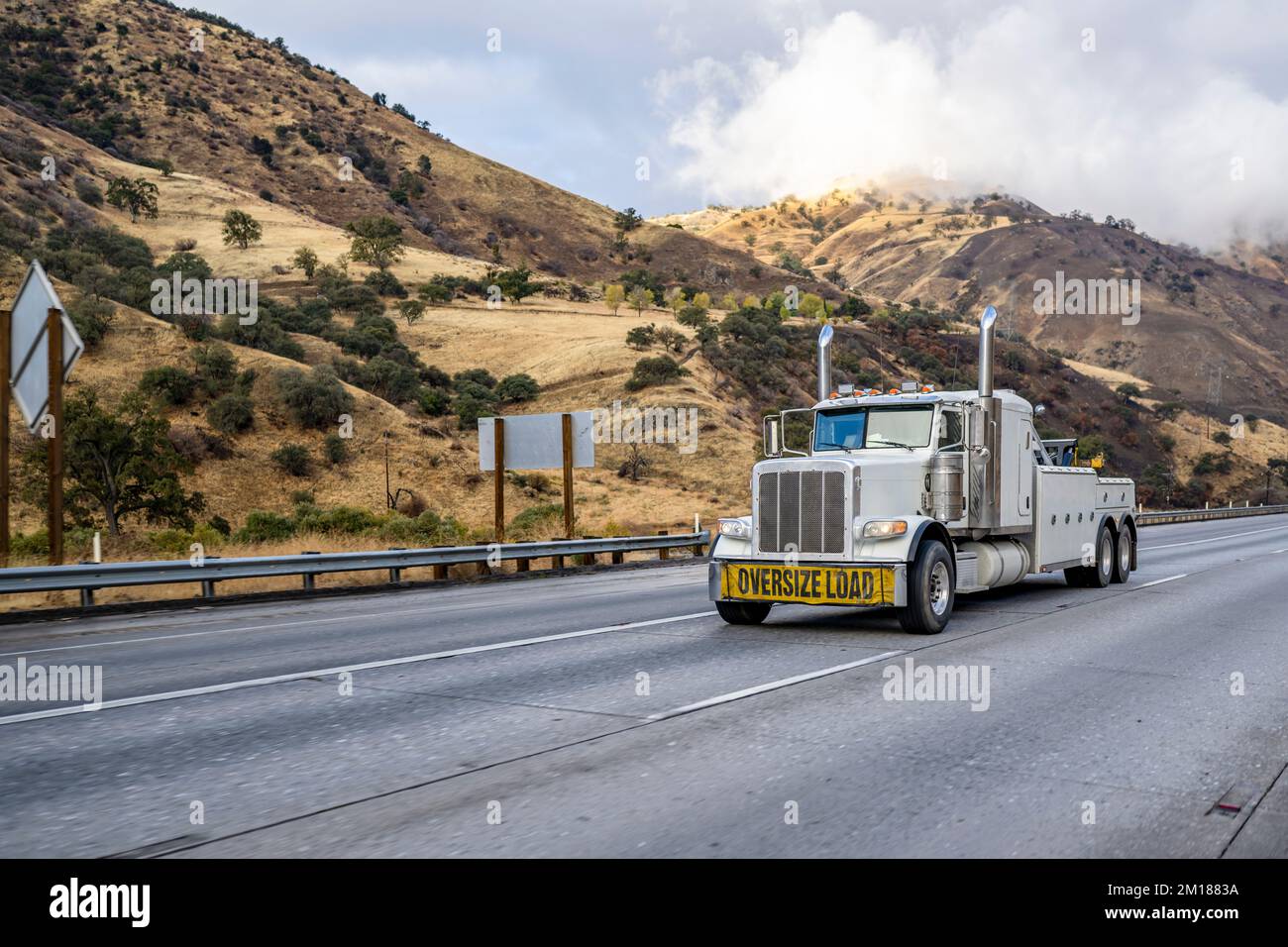 Tow truck towing semi tractor trailer hi-res stock photography and ...
