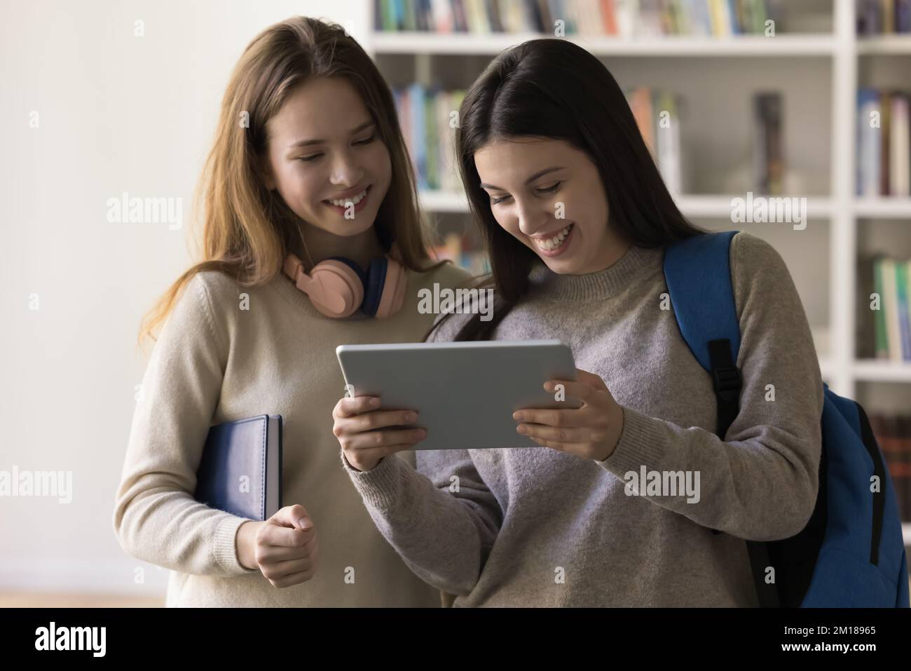 High school girl presentation to class hi-res stock photography and ...