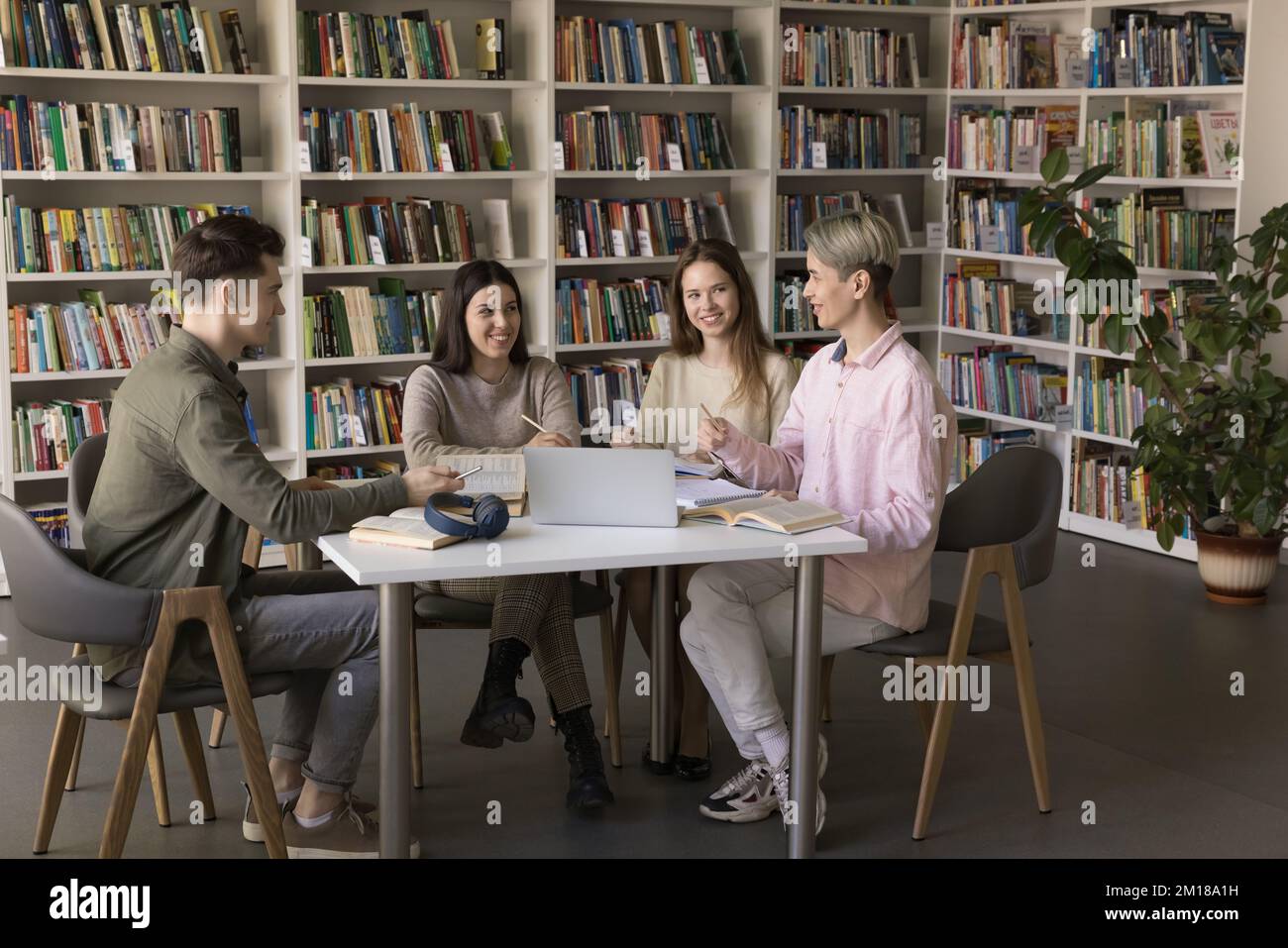 Boy and girl in library hi-res stock photography and images - Alamy