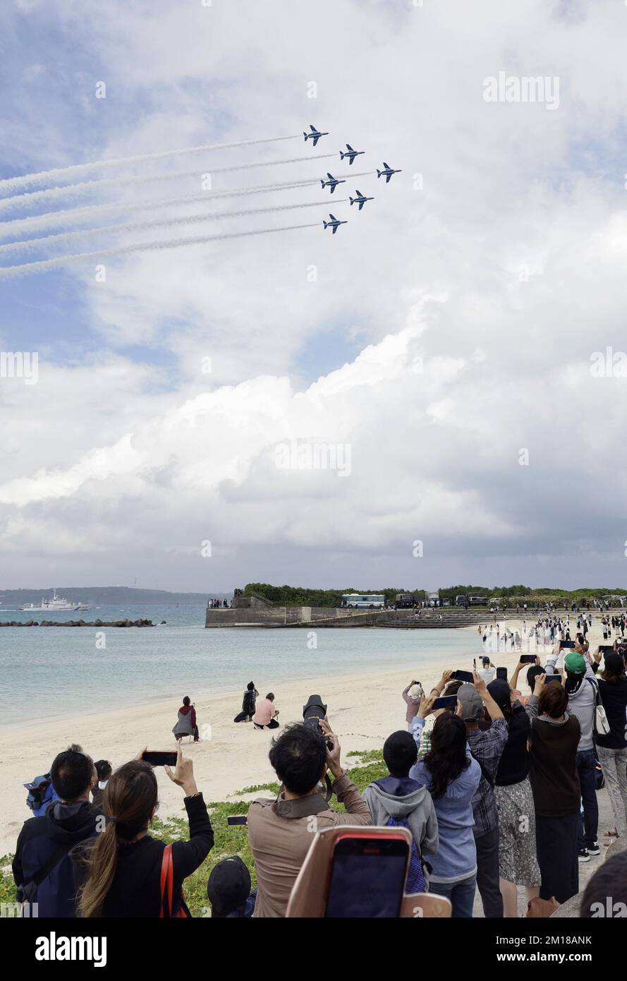 The Japan Air Self-Defense Force's Blue Impulse aerobatic team flies ...