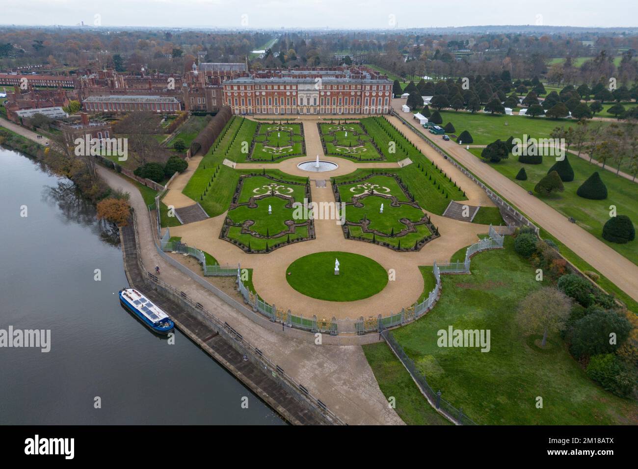 Hampton court palace gardens aerial hi-res stock photography and images ...